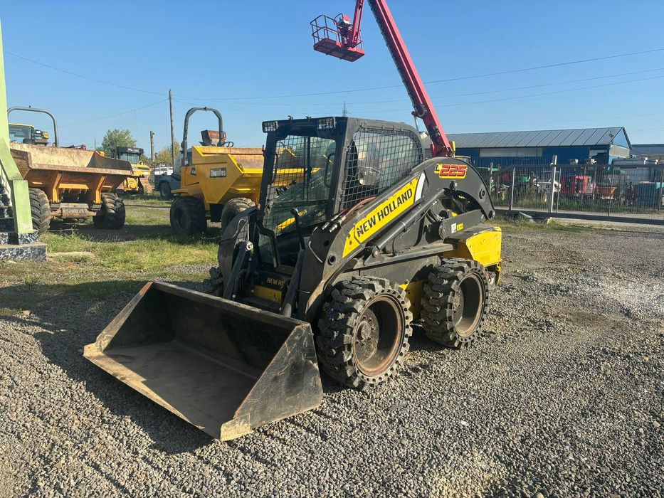 Mini incarcator New Holland L225 , 2012 Negresti-Oas • OLX.ro