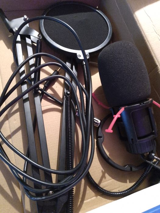 Microfon cu stativ de prindere pe birou pentru live Pascani • OLX.ro
