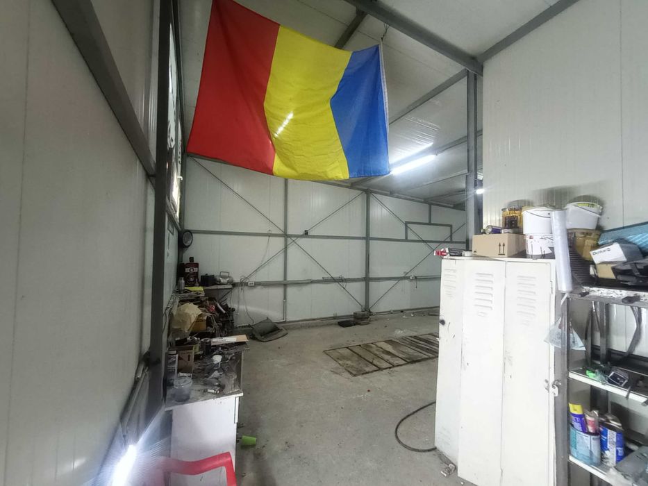 Vând garaj 10L x10l x 4h din structura metalica si panou sandwich ...