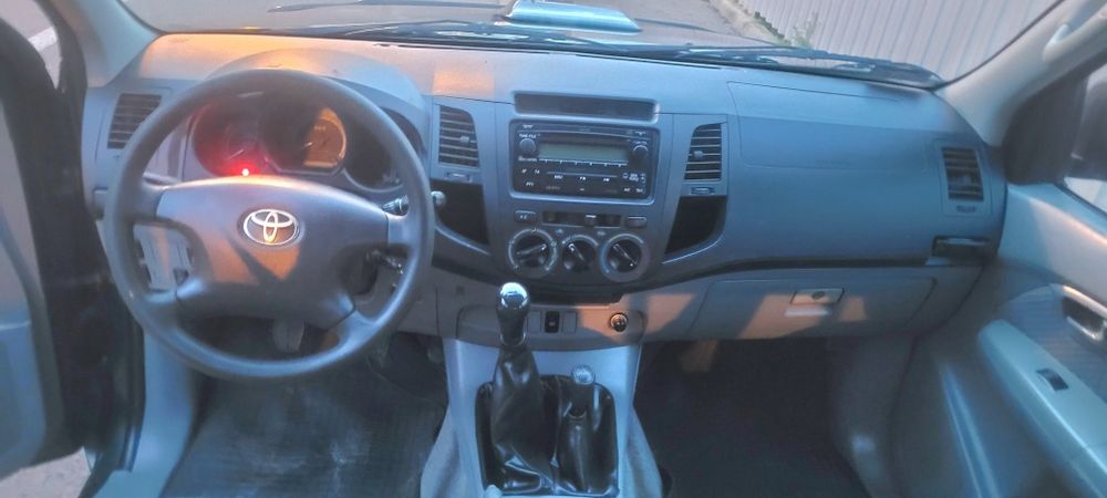 Toyota hilux 4x4 cu bena 5 locuri Targu-Mures • OLX.ro