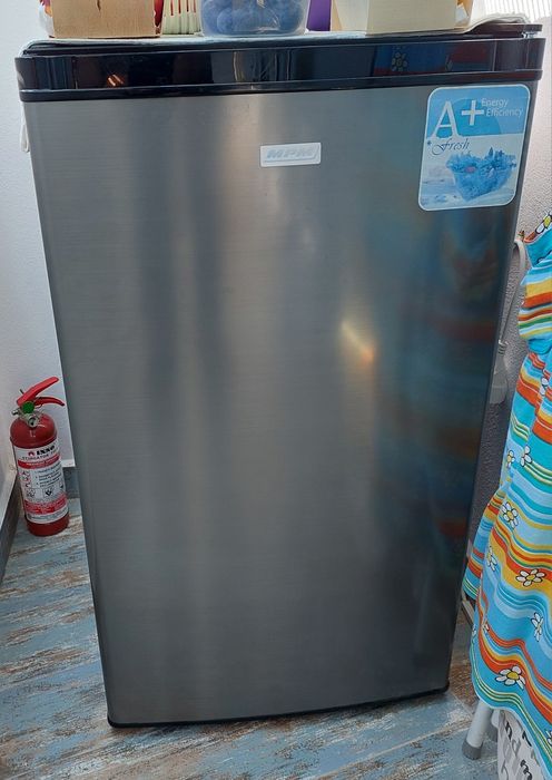 Frigider culoare inox, 90 litri, cu congelator Sibiu • OLX.ro