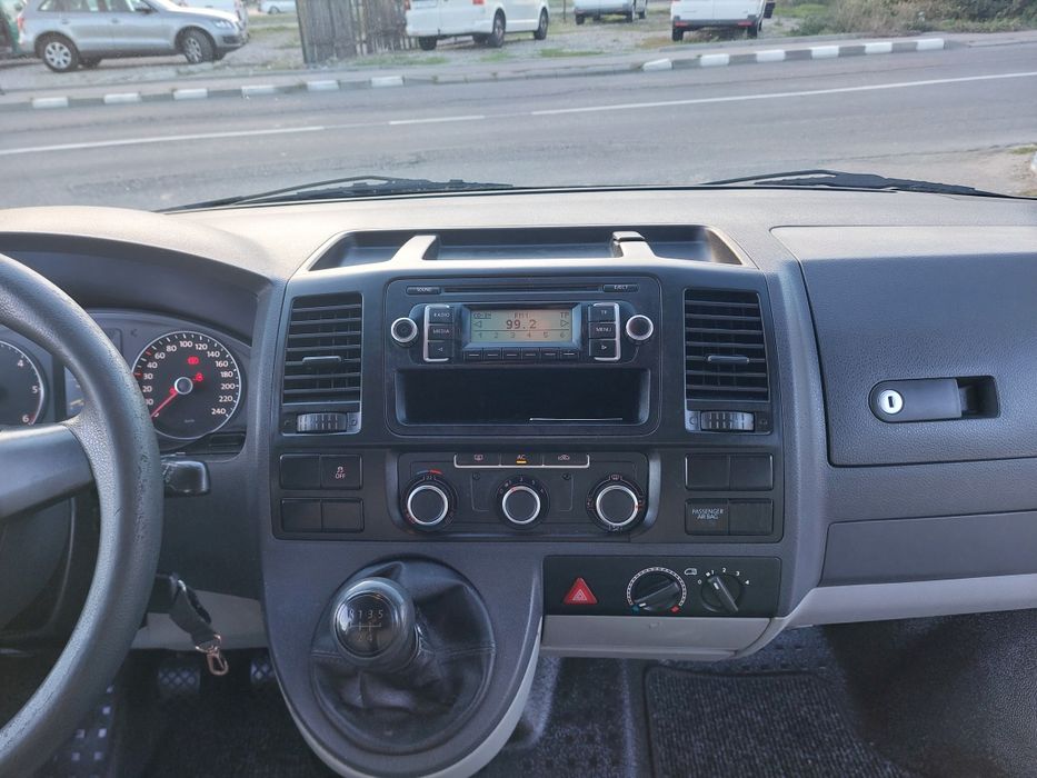 Vw Transporter T5 8+1 locuri 2011 E5 Ramnicu Valcea • OLX.ro