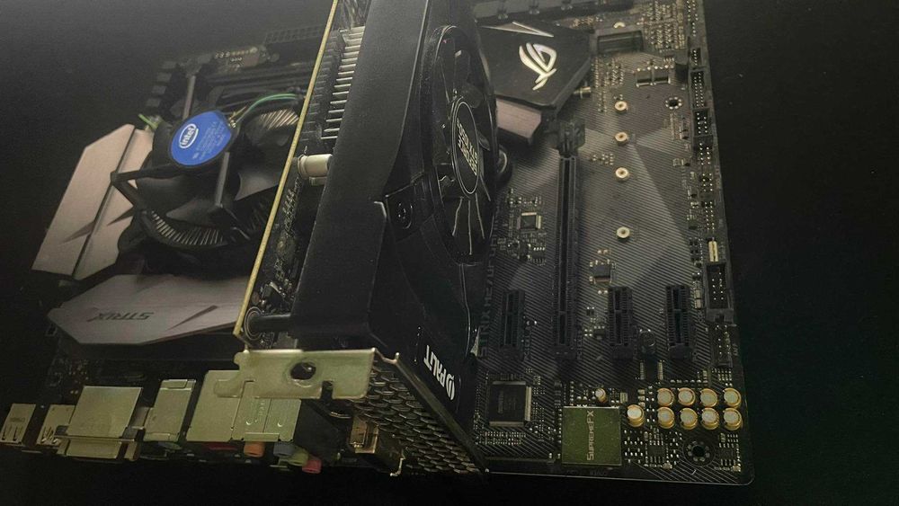 Nvidia geforce gtx 1050 ti + Intel core i5 7400 + Asus rog strix h270f ...