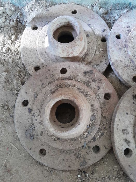 Vand 4 butuci pentru remorca Focsani • OLX.ro