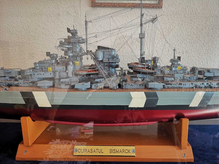 Macheta cuirasatul BISMARCK Hachette COMPLET ANSAMBLATA +display case ...