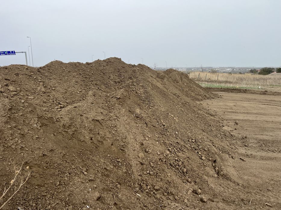Pamant negru vegetal pentru gradina si pamant galben pentru umplutura ...