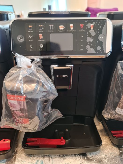 Espressor automat PHILIPS Seria 5500 EP5541/50, 1.8l, 1500W, 15 bar, n Oradea • OLX.ro