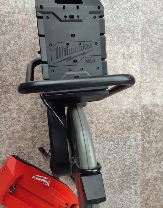 Milwaukee cu un acumulator Babeni • OLX.ro