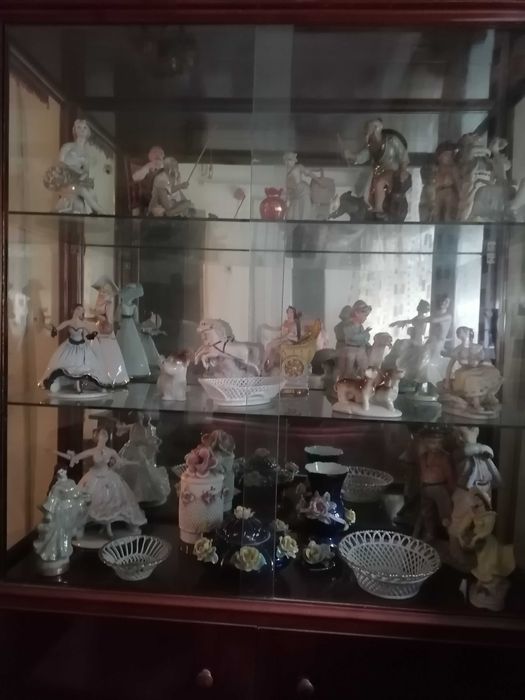 Bibelouri (figurine) din portelan fabricate in RSR Popesti • OLX.ro