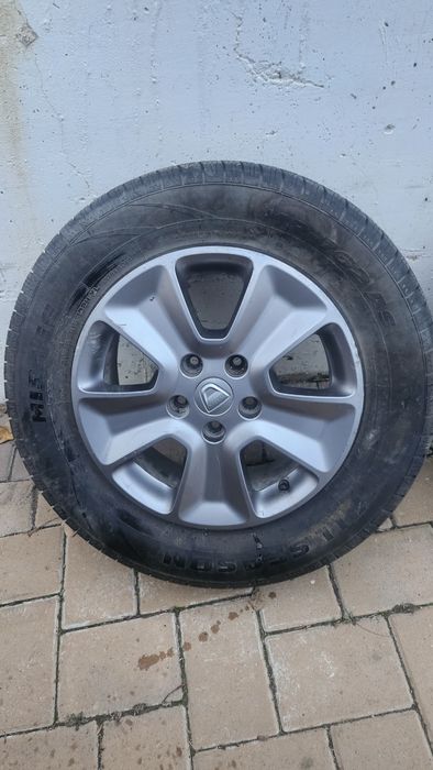 Janat Dacia Duster 215 65 r16 Rachiti • OLX.ro