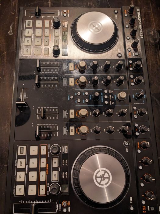 Consolă DJ 4 canale Traktor Kontrol S4 Mk2 Botosani • OLX.ro