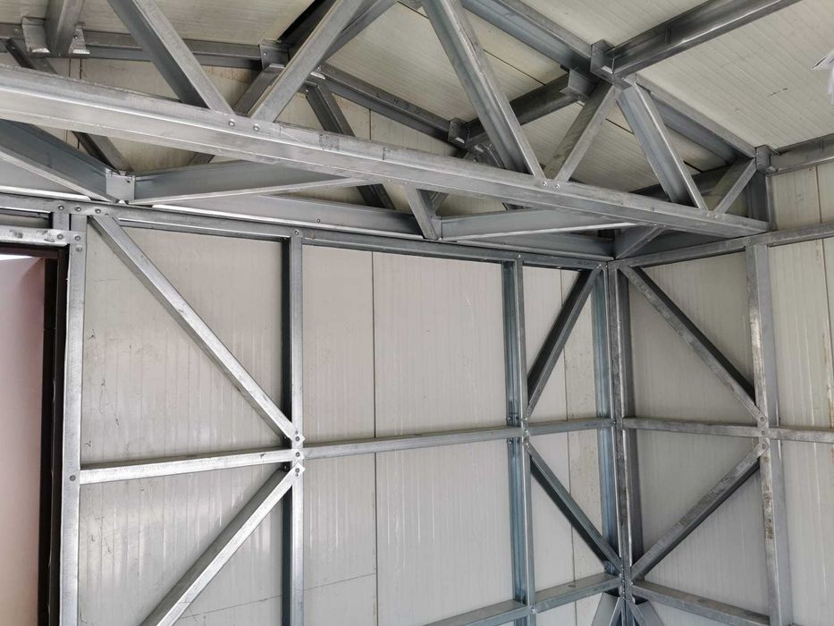 Garaj cu totul din structura metalica usoara + panouri izolate ...