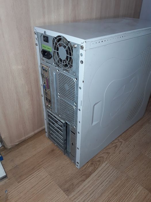 Desktop-uri ,unitate pentru piese sau reparat pret între 50/100lei fix ...