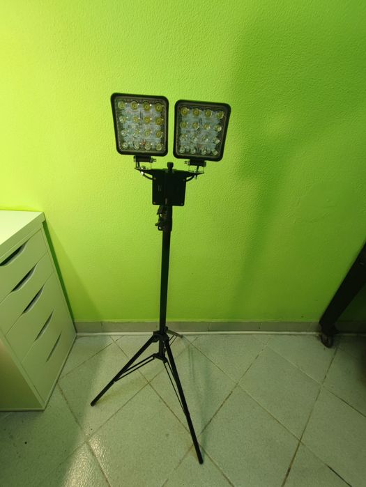 Proiector led dublu cu trepied 2.1 m pe acumulator Parkside 20v Galati ...