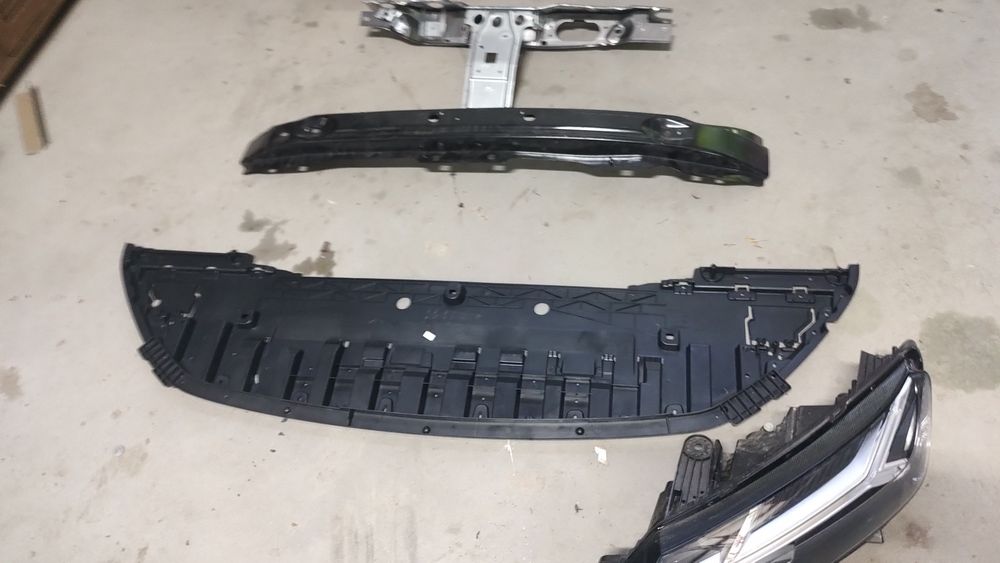 Bara fata , trager , traversa, scut bara , far stânga Logan 2021,2022 Bascov • OLX.ro