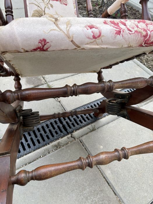 Scaun balansoar vechi din lemn masiv Timisoara • OLX.ro