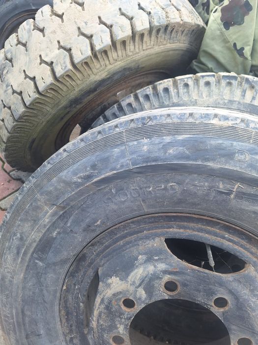 Vand cauciucuri 900 R20 si 8,25 R20 cu jante cu 8 si cu 10 gauri ...