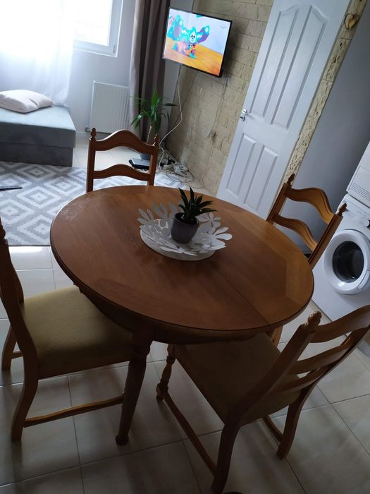De vânzare masa rotunda lemn masiv cu 4 scaune tapitate Zadareni • OLX.ro