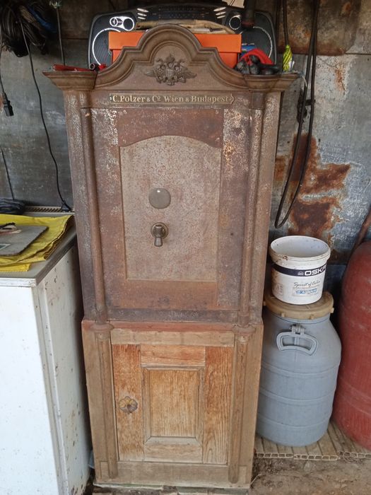 Vînd seif foarte vechi Obrejita • OLX.ro