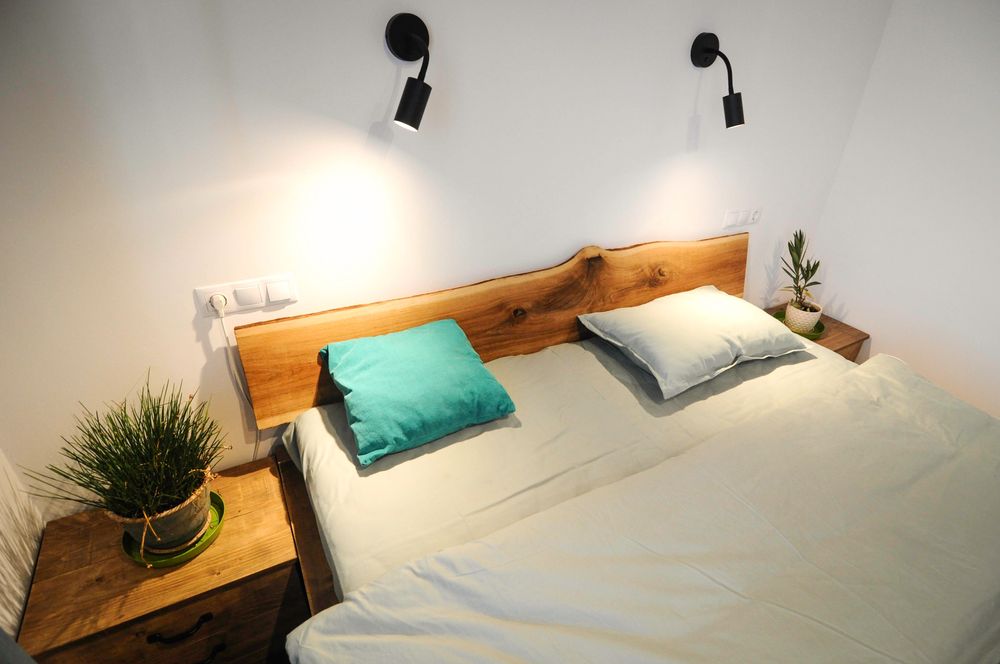 Pat din grinzi, lemn masiv, rustic, model Agnes Chirileu • OLX.ro