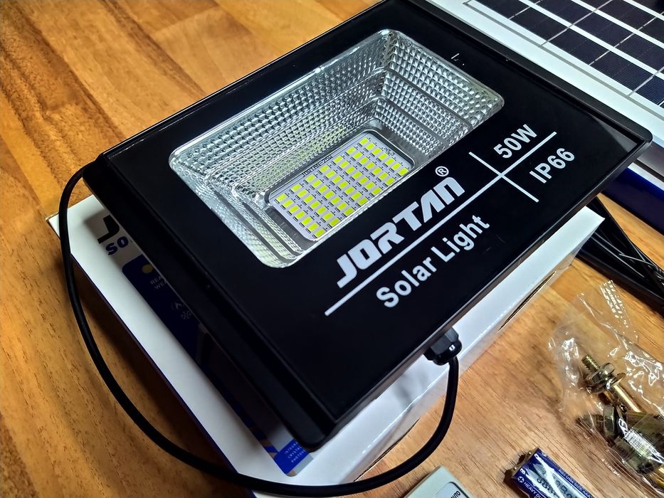 Proiector LED 50W Jortan cu panou solar si telecomanda, IP66, 6500k ...
