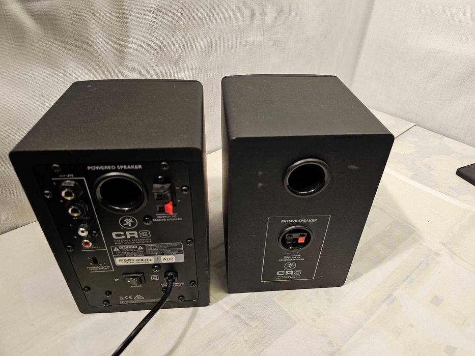 Defect Boxe monitoare de studio Makie CR3 active Arad • OLX.ro