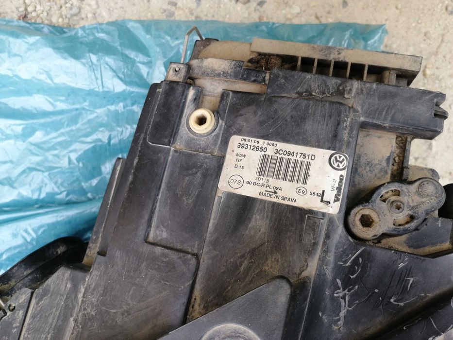 Faruri Passat B6 complete,cu Bi xenon si becuri cu LED Popesti-Leordeni • OLX.ro