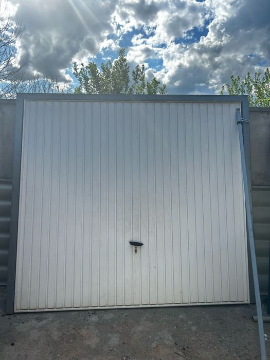 Vând poartă de garaj Curtici • OLX.ro