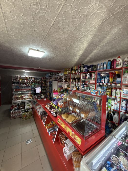 De vânzare rafturi magazin din PAL + tejghea cu sticlă Craesti • OLX.ro