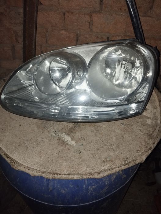 Vând far golf 5 original Tauti • OLX.ro
