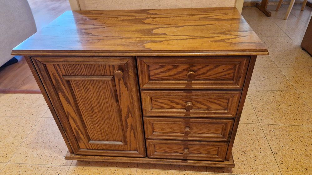 Скрин / шкаф от масивен дъб гр. София Зона Б-18 • OLX.bg