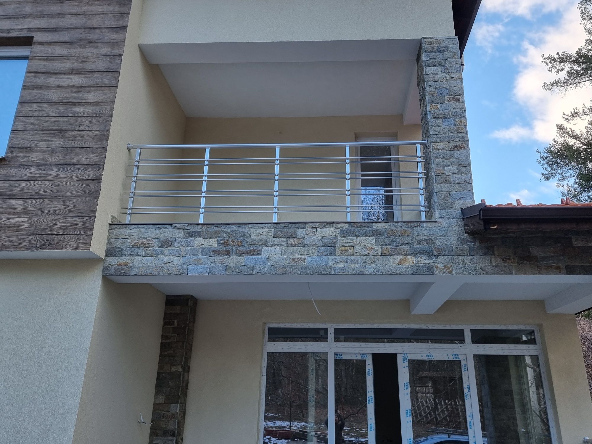 Алуминиеви и стъклени парапети с Труд • Olx Bg