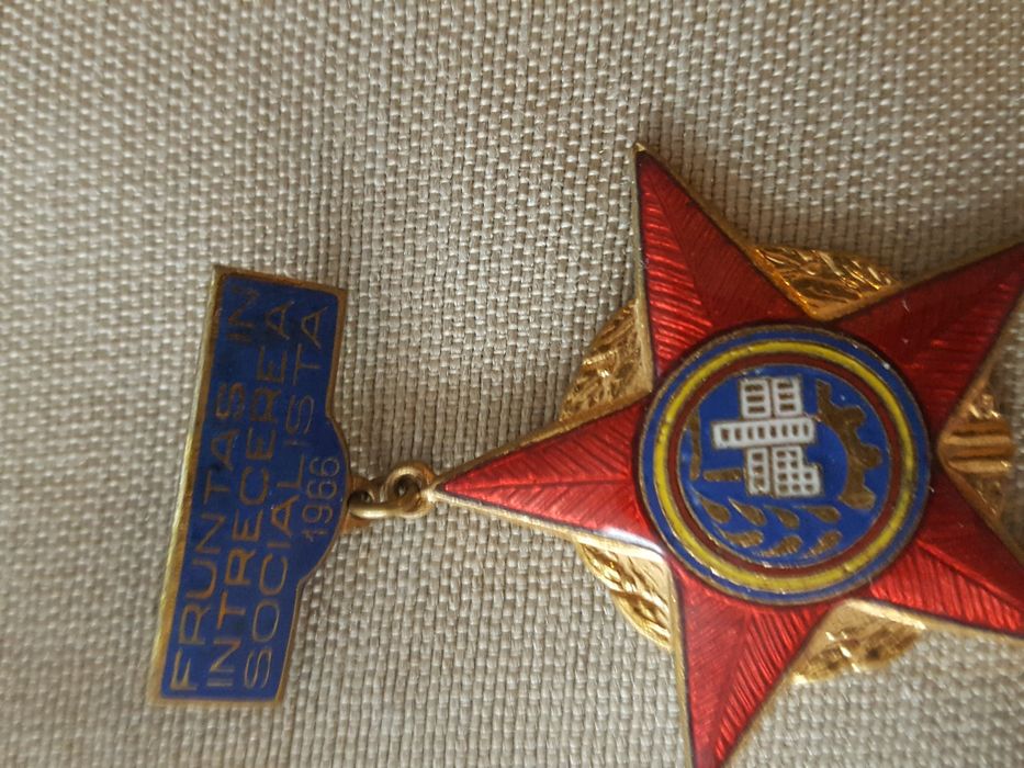 Insigne Fruntas in intrecerea socialista 1966 Ploiesti • OLX.ro
