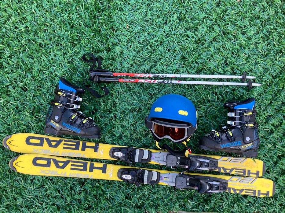 Echipament schi copii: schiuri, clăpari nr 35, bețe, cască și ochelari ...