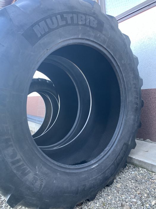 Vând 2 cauciucuri tractor 650/65R42 roți 16,9R34 și 2 roți 1100R16 ...