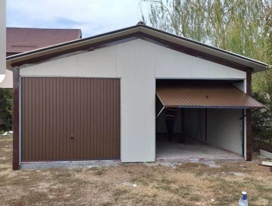 Garaj auto din structură metalică învelite cu panou sandwich termoizol ...