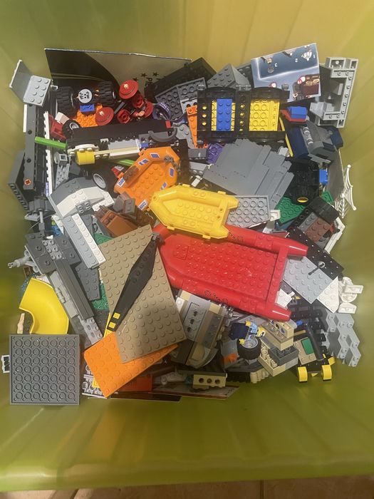 Cutie lego , figurine rare Dobroesti • OLX.ro