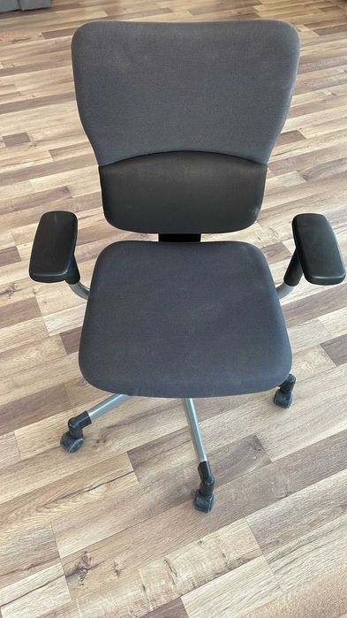 Birou + scaun steelcase Jilava • OLX.ro