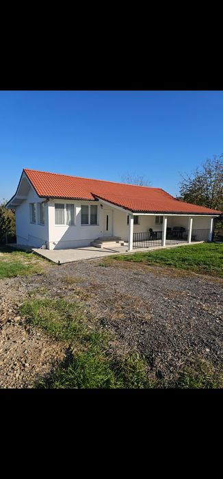 Proprietar vand casa intr-o zona cu priveliste deosebita si linistita ...