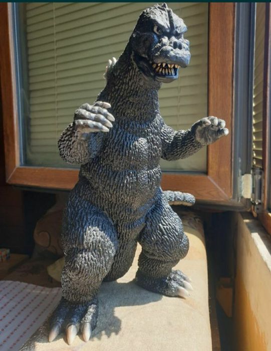 Годзила статуетка гр. Бургас Славейков • OLX.bg