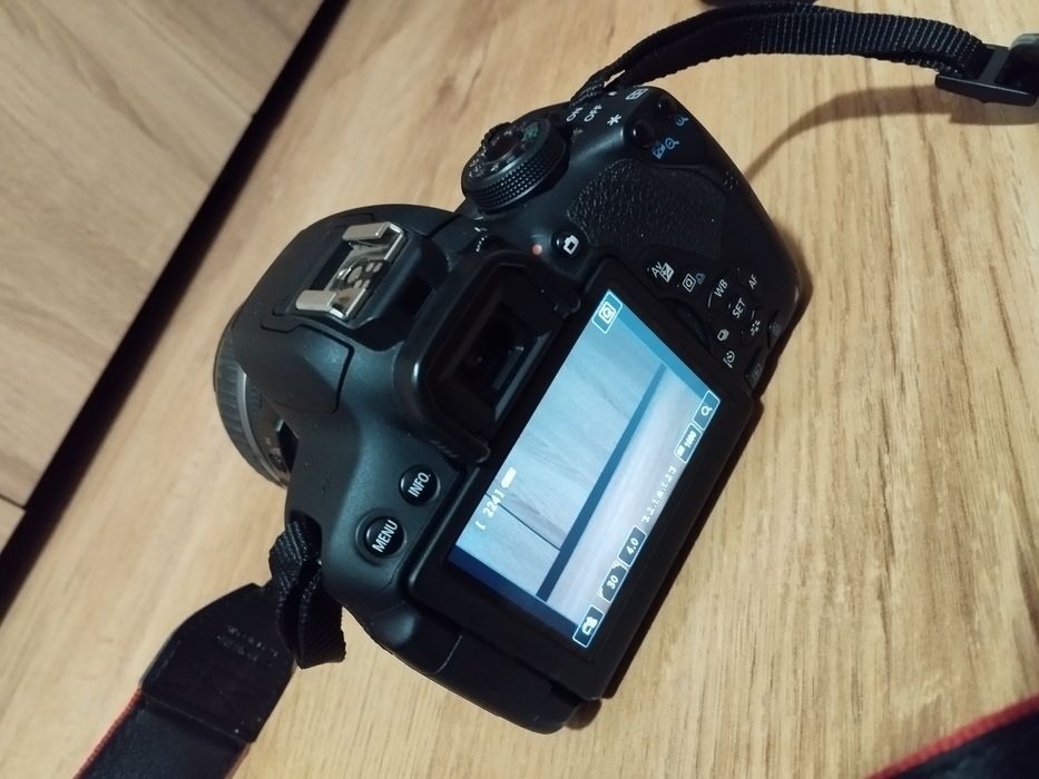 Aparat foto DSLR Canon EOS 700D cu două obiective si geantă Horezu • OLX.ro