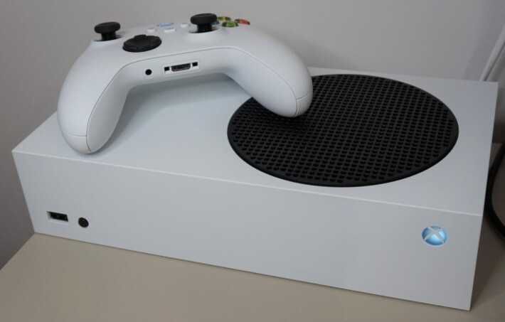 Xbox Series S Alb, 512 GB, un controller original si cablurile Arad ...