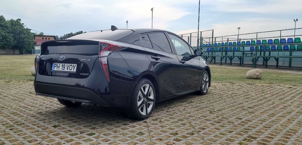 Vand Toyota Prius Gen 4 Campina • OLX.ro