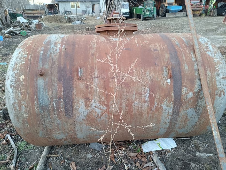 Vând bazin tabla groasa capacitate 2,4t Bodesti • OLX.ro