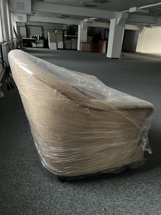 Scaun retro , Fotoliu bej din catifea, Masa, masuta de cafea cu roti ...