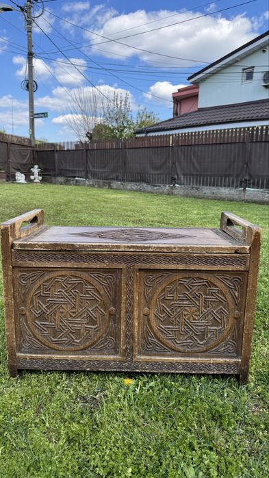 Lada din lemn scluptata manual vechie de peste 100 ani. Bucuresti ...