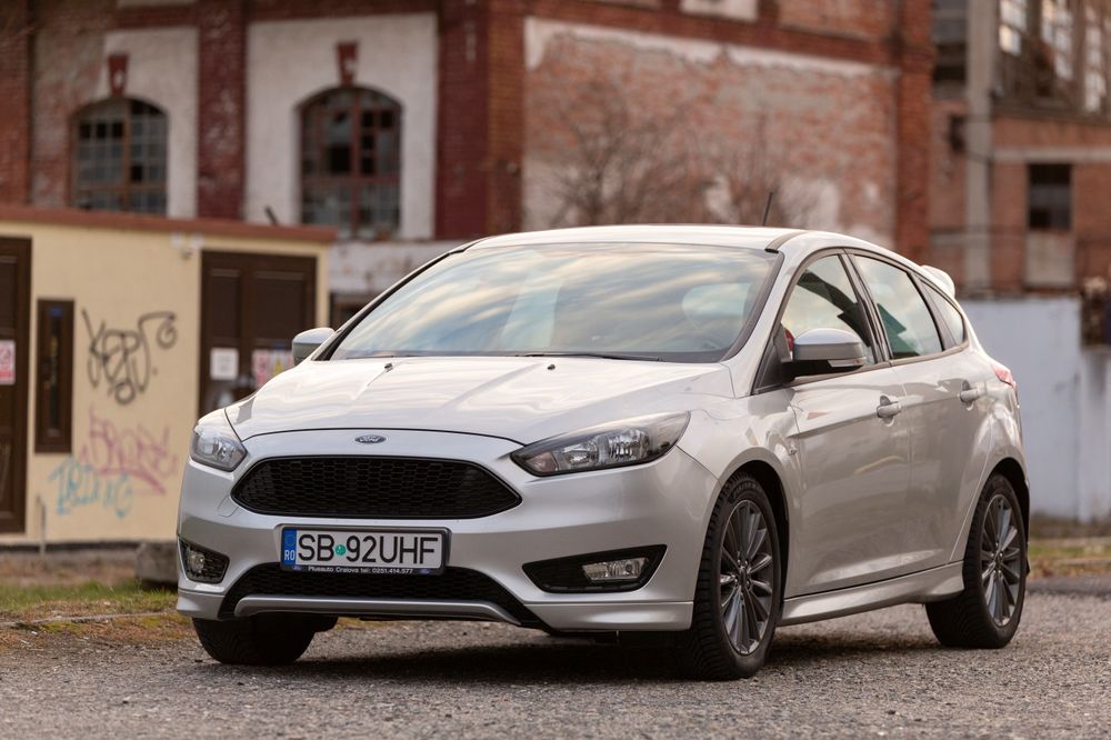 Ford Focus ST-Line 1.5 Turbo Ecoboost, carte service la reprezentanta ...