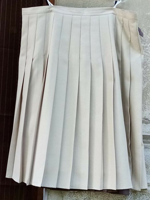 Fustă bej plisata nesifonabila și captusita cu bluza mătase Bucuresti ...