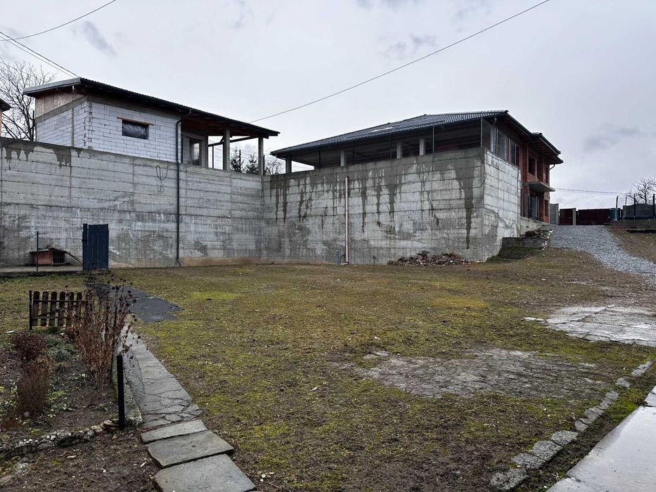 Casa la rosu 320 mp*teren 1800 mp*casa veche 90 mp*anexa+garaj 100 mp ...