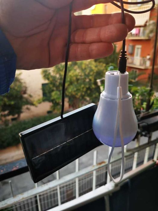 Bec Led cu Panou Solar inclus 15 W - Nou Campulung • OLX.ro